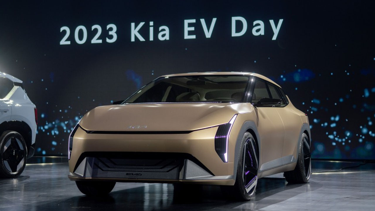 As linhas laterais do carro elétrico Kia EV4 são obras de arte, certo? Se sair assim, será um ...