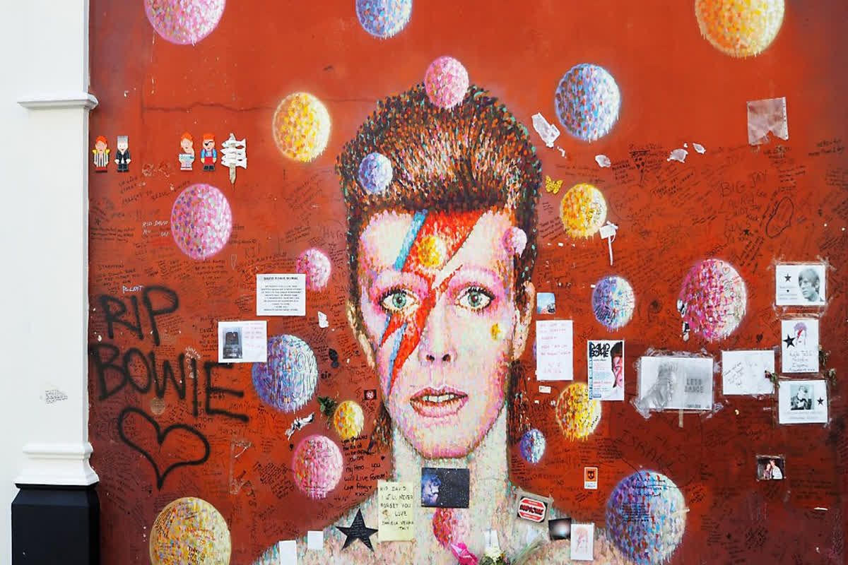 La "strada tributo alla rock star britannica" è stata aperta a Parigi ...