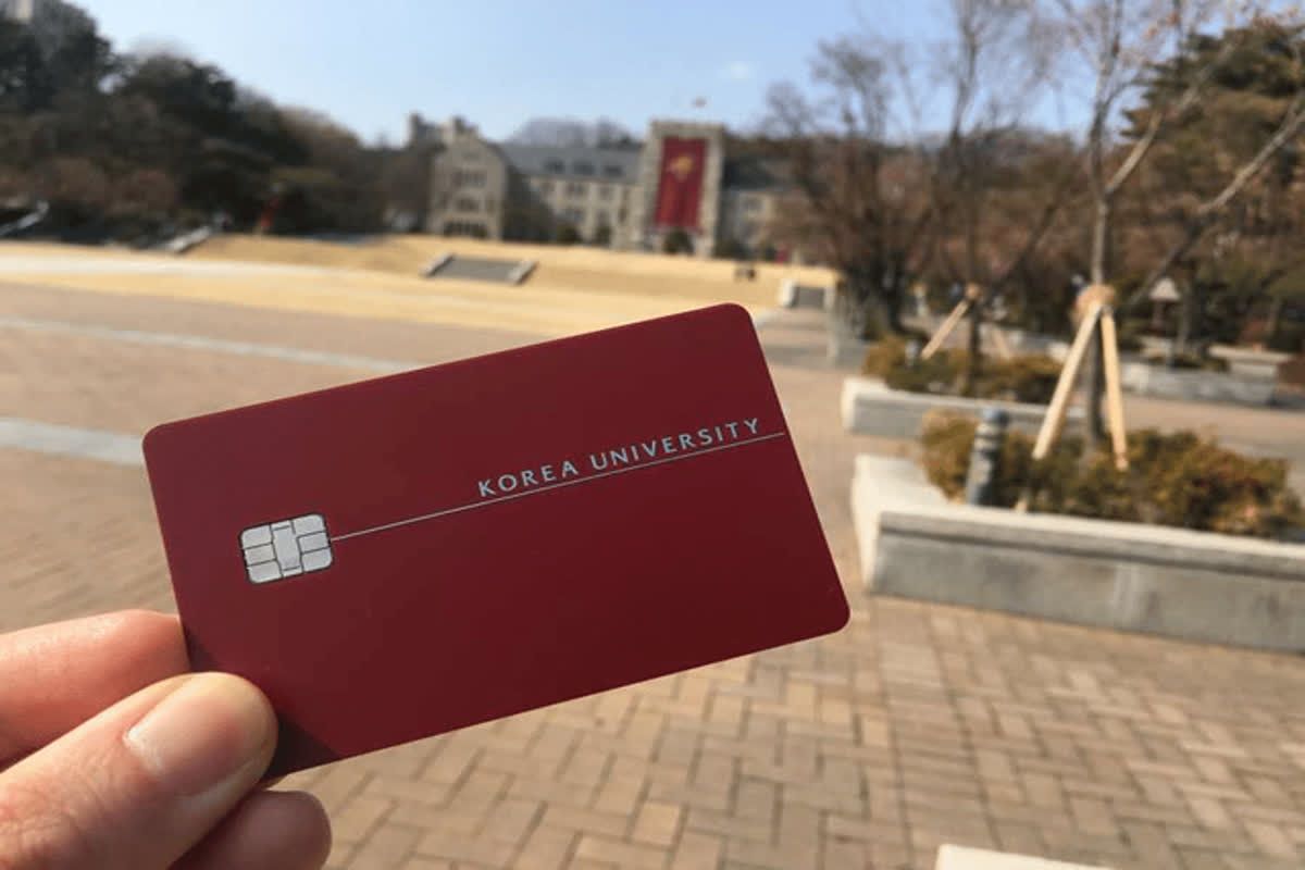 The design of the university student ID card has changed a lot these days.